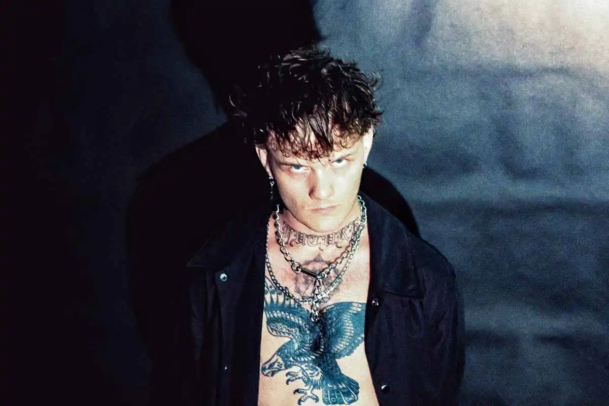 Strange Bones, energía no adulterada frente al totalitarismo