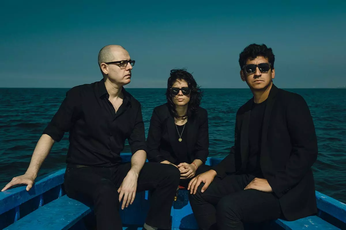 Índigo presenta Contramarea; resistir y mantenerse a flote