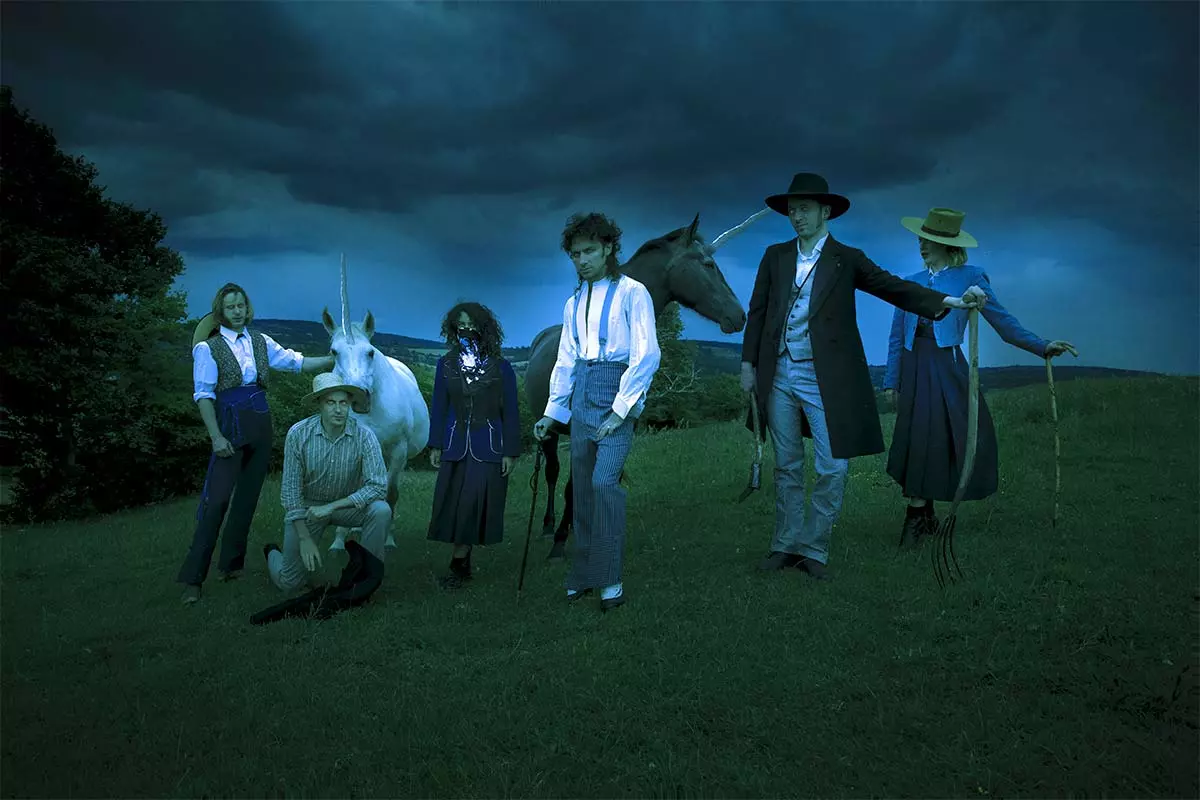 La Femme nos pone en un ambiente retorcido en su nuevo disco