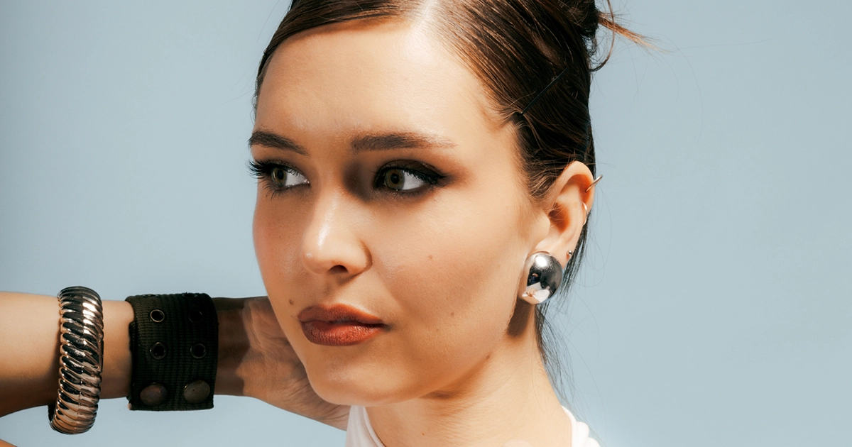 Katie Tupper deslumbra con “Right Hand Man”